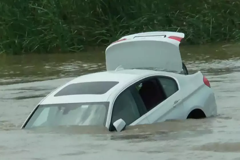 Bocah manja Mengendarai BMW Ke Sungai Karena Dia Tidak Mendapatkan Jaguar 21737_2