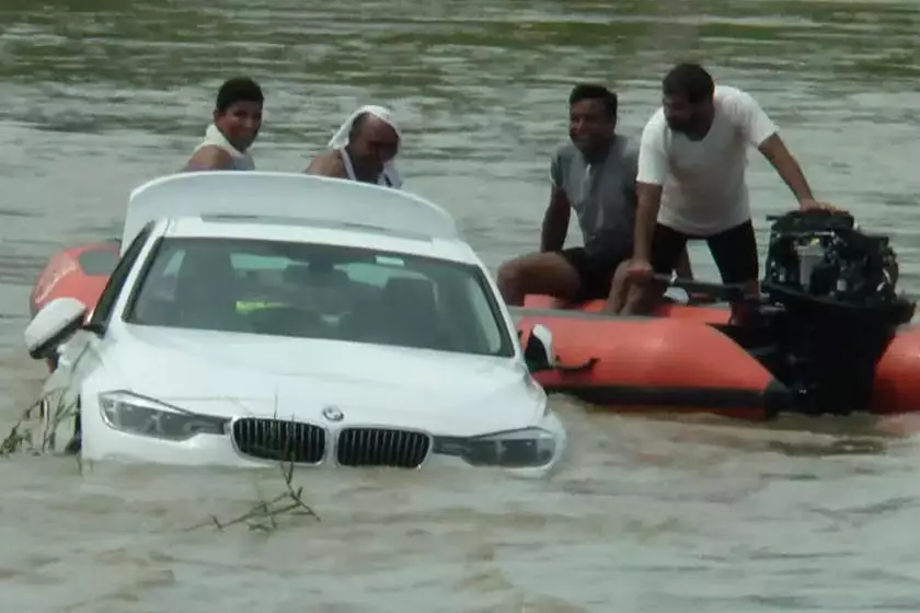 स्पोइल्ड ब्राटले BMW लाई नदीमा हान्यो किनभने उसले जगुआर पाएन 21737_5