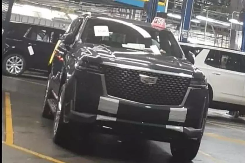 2021 m. „Cadillac Escalade“ pasižymi didžiuliu lenktu OLED ekranu 21805_5