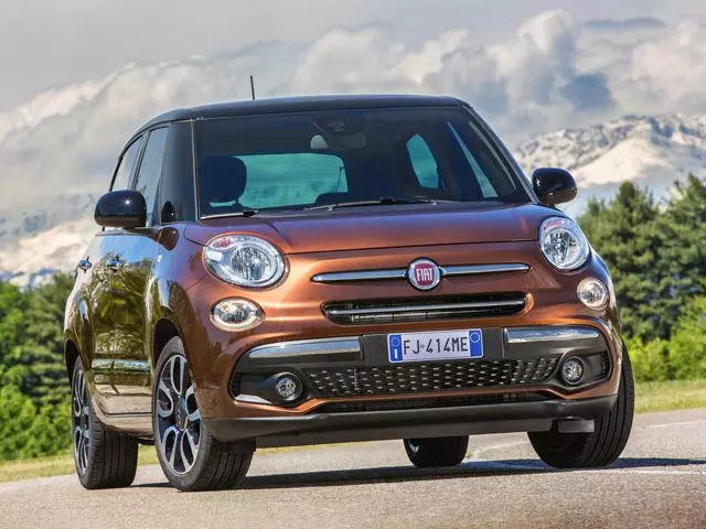 Täzelenen “Fiat 500L” bilen tanyşyň: Entegem gaty geň görünýär 2191_1