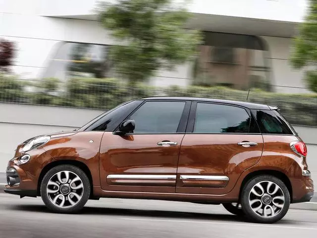 Täzelenen “Fiat 500L” bilen tanyşyň: Entegem gaty geň görünýär 2191_2