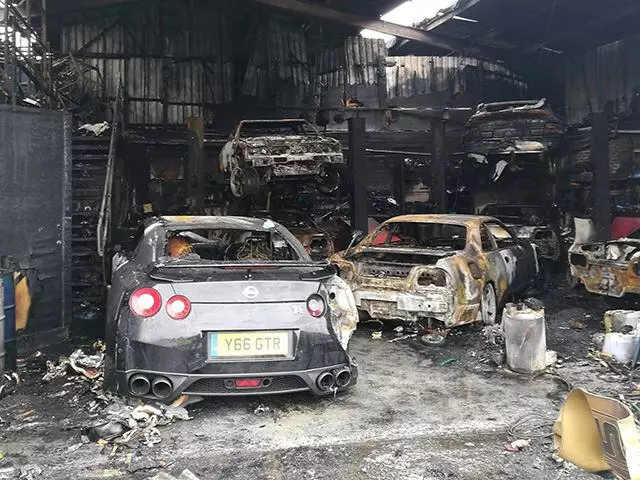 Ang Nissan GT-Rs ay Nasunog Sa Isang Malutong Sa Mapanirang Tindahan 2203_1