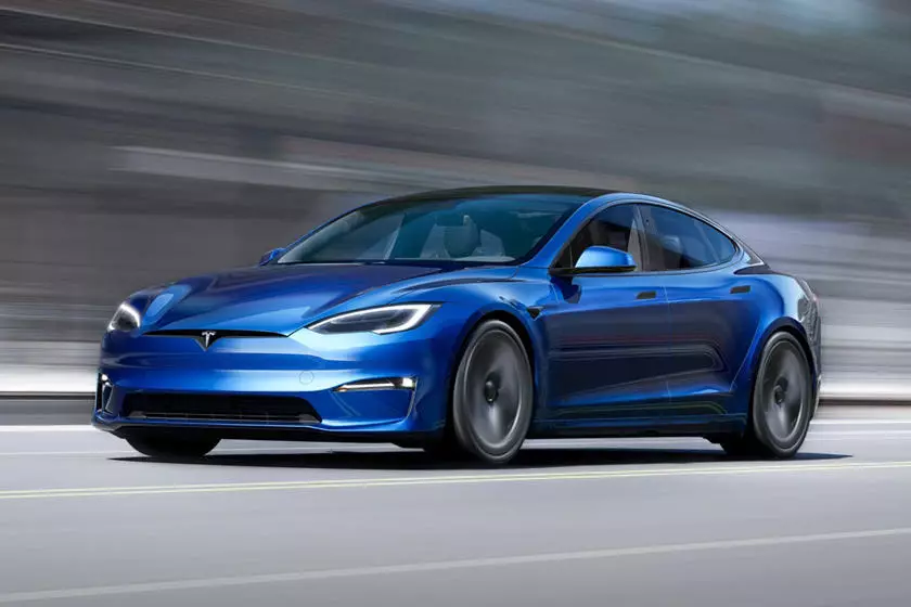 2021 Tesla Model S Plaid che guida l'angolo anteriore