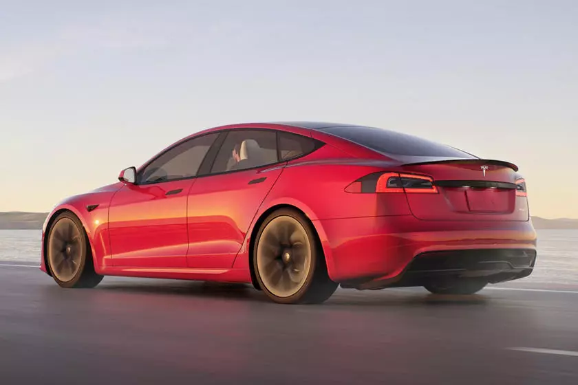 2021 Tesla Model S Plaid ຂັບລົດວິວຫຼັງ