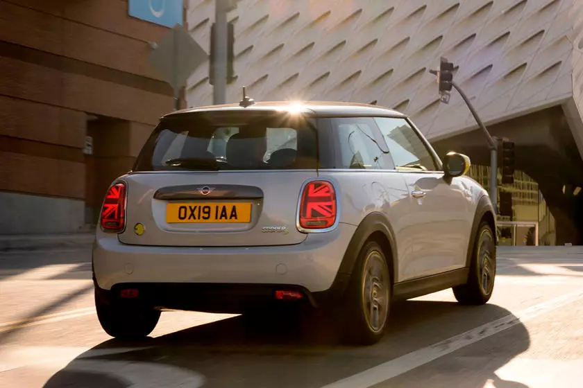 2020-2021 MINI Cooper Hardtop חשמלי אחורית מבט זווית