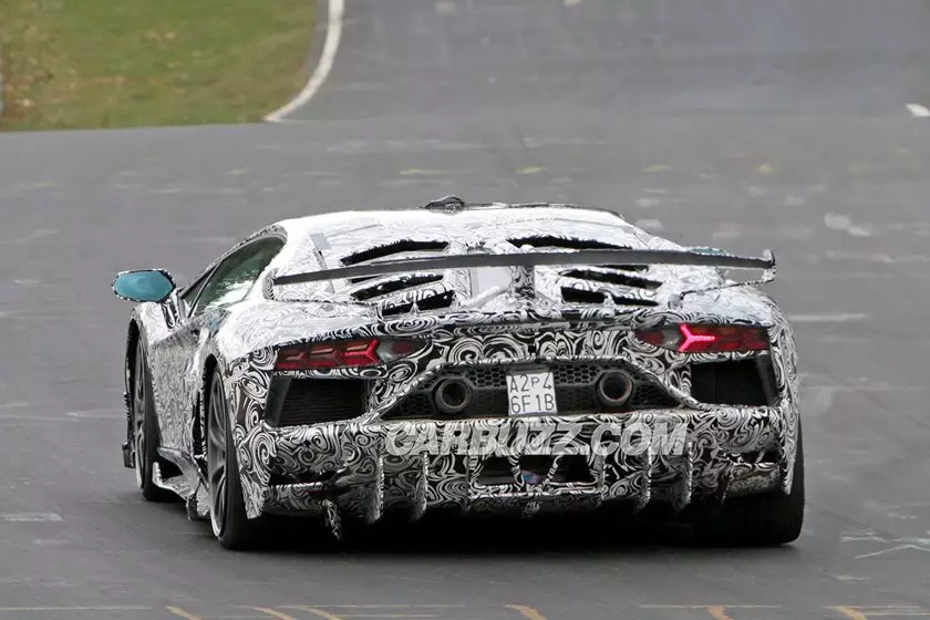 Lamborghini Avendator SVJ listo para destruír o Porsche 911 GT2 RS 22166_6