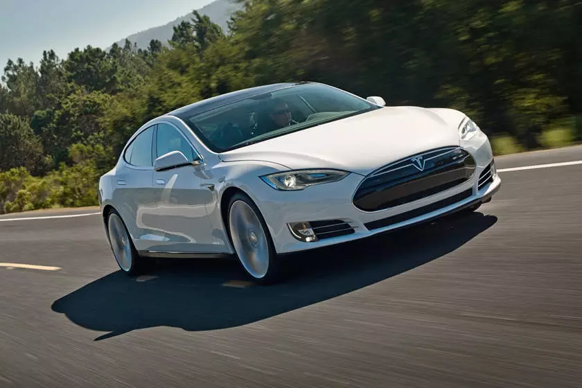 Mengemudi Tampilan Depan Tesla Model S 2012-2016