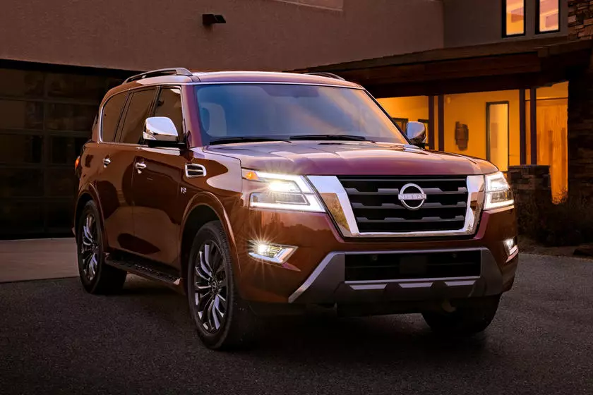 Vista de ángulo frontal de Nissan Armada 2021