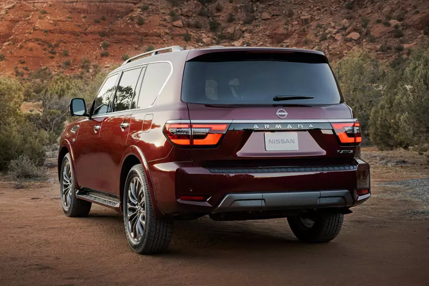 Vista de ángulo traseiro de Nissan Armada 2021