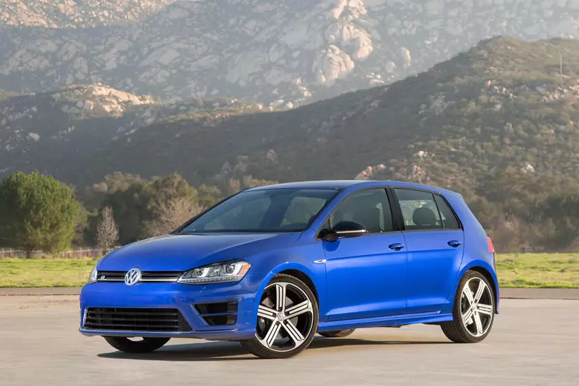 Ang Volkswagen Golf R ay Isang Hot Hatch Bargain Ngayon 22315_1