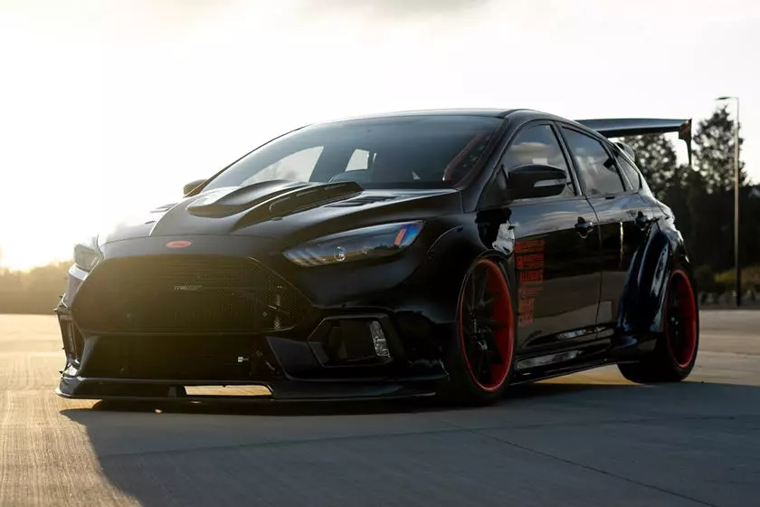 Insane Ford Focus ST میں Mustang Coyote V8 اور RWD ہے۔ 22353_1