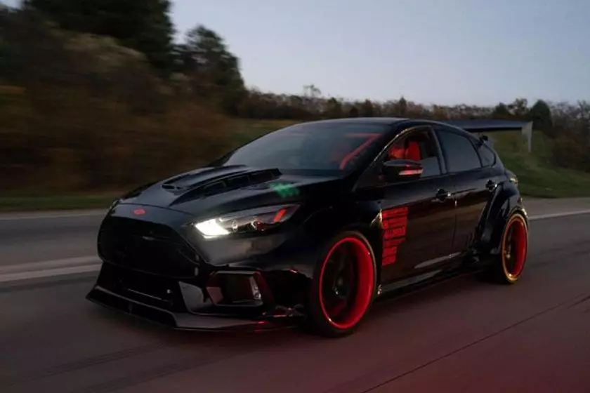 Insane Ford Focus ST मध्ये Mustang Coyote V8 आणि RWD आहे 22353_2