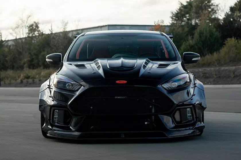 Insane Ford Focus ST တွင် Mustang Coyote V8 နှင့် RWD ပါရှိသည်။ 22353_3