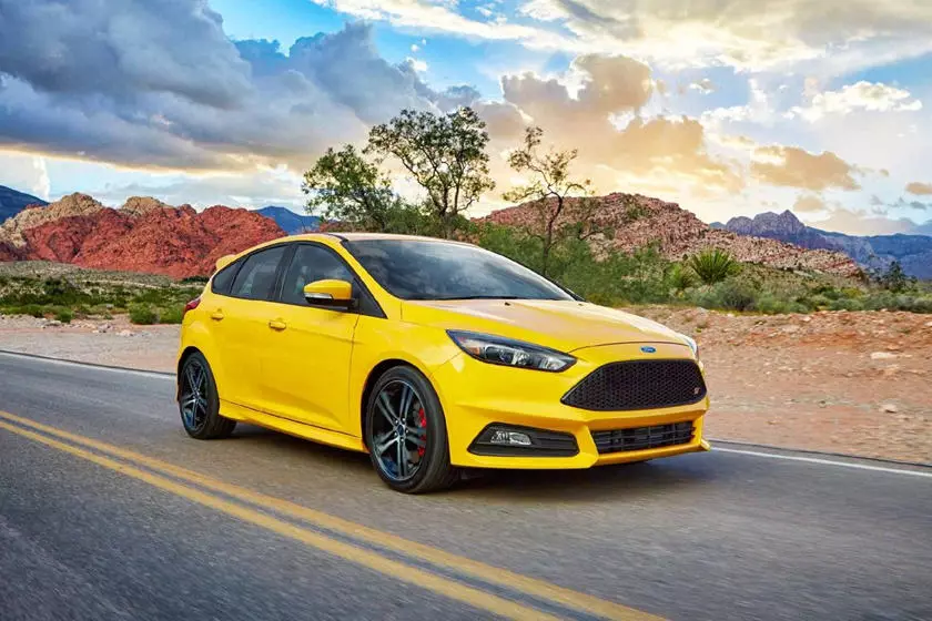 2015-2018 Ford Focus ST elöl háromnegyed jobb oldali nézet