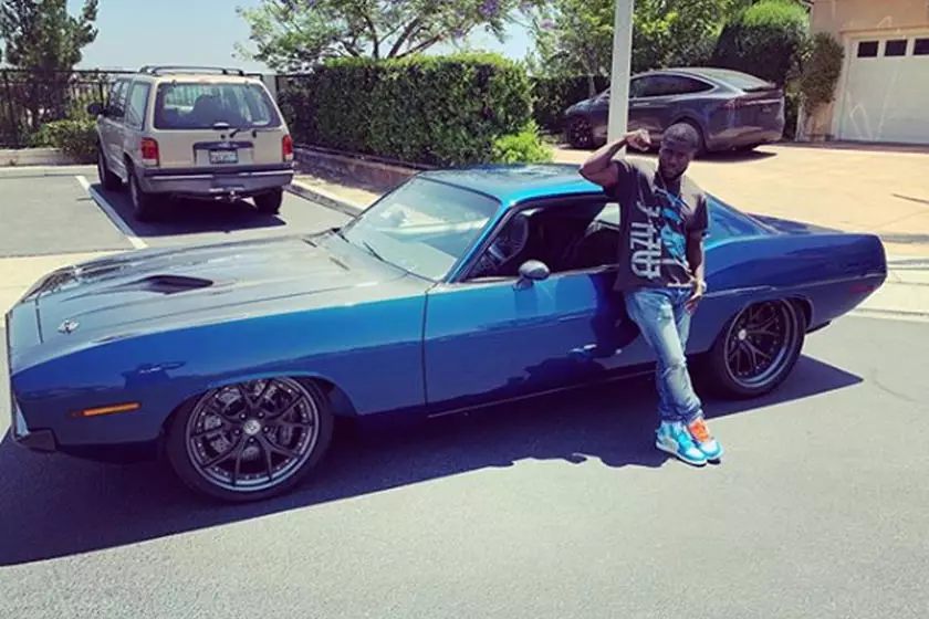 Komedyen Kevin Hart ji ber qezaya Plymouth Barracuda birîndar bû 22418_1