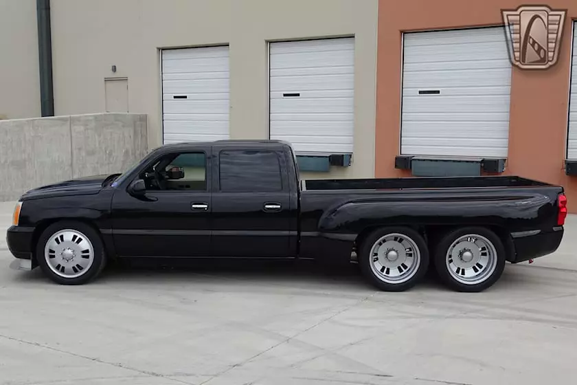 Ang Insane 10-Wheel Chevrolet Silverado na ito ay May 1,425-HP V8 22526_3