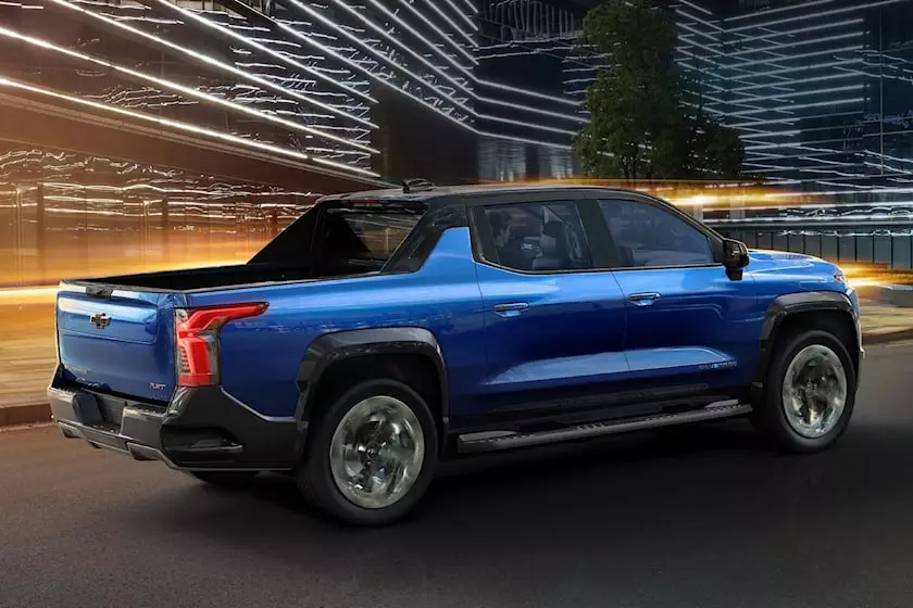 2024 Chevrolet Silverado 1500 EV Orqa burchakli ko'rinish