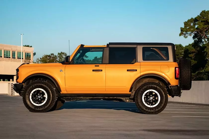 2021-2022 Ford Bronco Страничен изглед