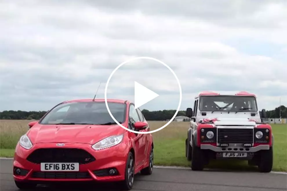 Ford Fiesta ST Vs. Hot Rot Land Rover Adalah Drag Racer Paling Tidak Relevan yang Pernah Ada