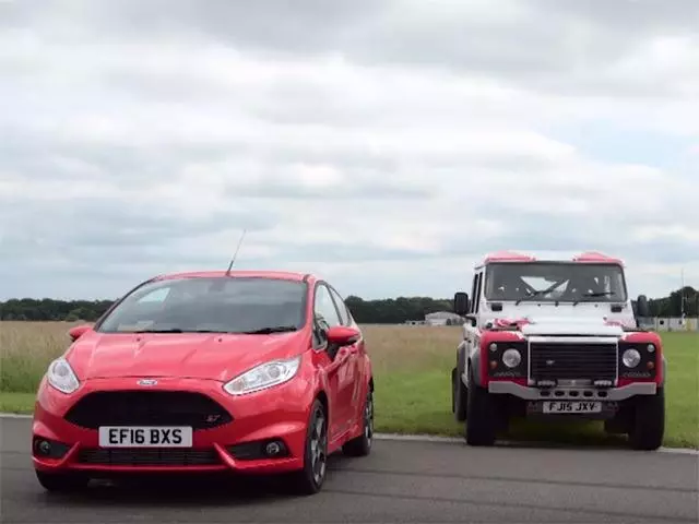 Ford Fiesta ST Vs. Hot Rot Land Rover ir visu laiku nenozīmīgākais dragreisa sacīkšu braucējs 2256_1