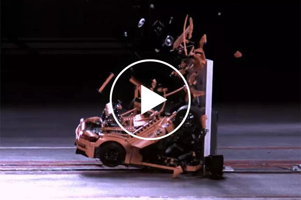 Αυτό συμβαίνει όταν κάνετε Crash Test μιας Lego Porsche 911 GT3 RS