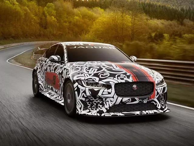 Бо лоиҳаи Jaguar XE SV 8 вохӯред: Ягуари пурқувваттарин 2262_1