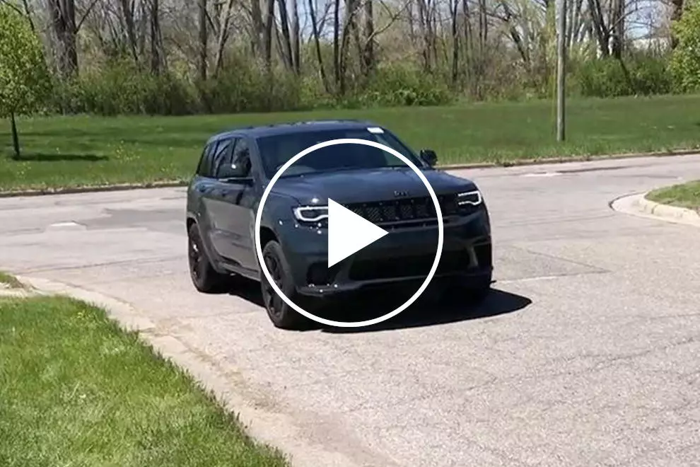 FCA 'Yanlışlıkla' 707 HP Grand Cherokee Trackhawk Anahtarlarını YouTuber'a Verdi