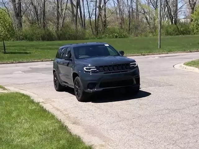 FCA 'අහම්බෙන්' YouTuber වෙත 707-HP Grand Cherokee Trackhawk යතුරු ලබා දෙයි 2268_1