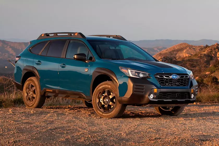 Vista de ângulo frontal do Subaru Outback 2020-2022