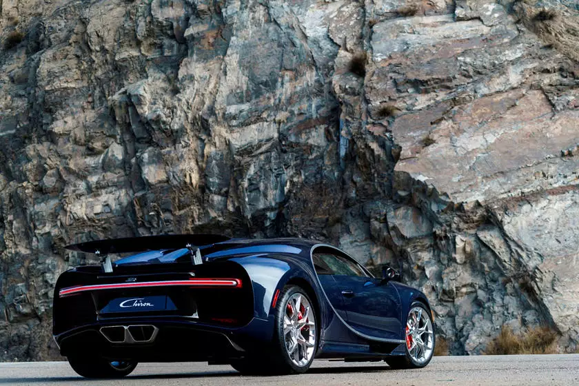 2016-2019 Bugatti Chiron Coupe Mburi Sudut View