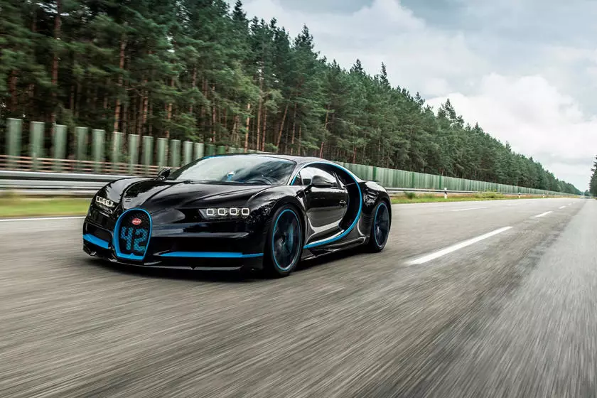 2016-2019 Bugatti Chiron Coupe Front View sürmek