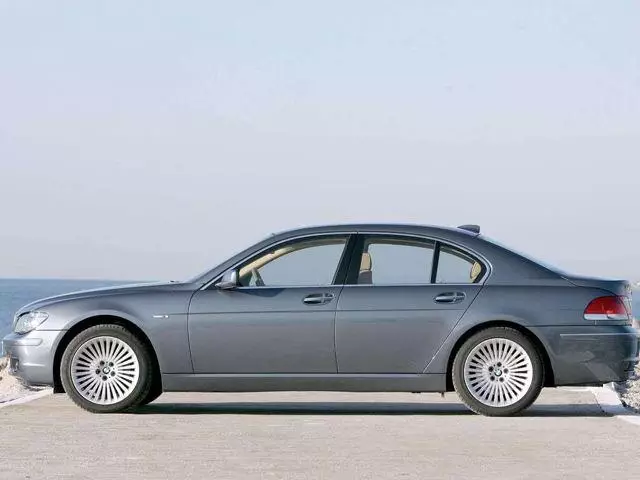 BMW 7 시리즈, 문이 열릴 수 있기 때문에 리콜 2301_1