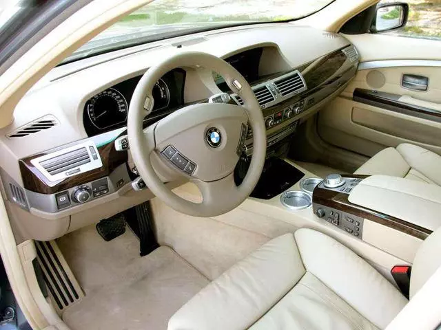 BMW 7 સિરીઝને પરત બોલાવવામાં આવી રહી છે કારણ કે દરવાજા ખુલી શકે છે 2301_2