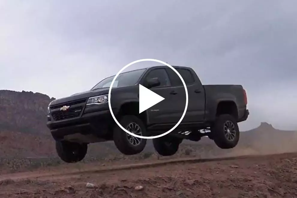 Skatieties Chevy Colorado ZR2, kas cīnās ar Ford F-150 Raptor par pārākumu