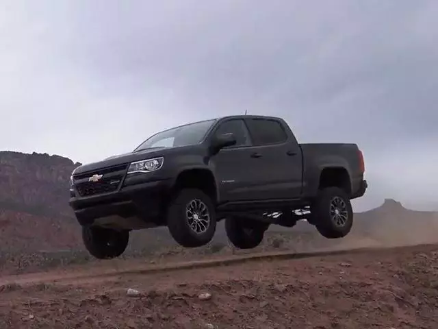 Regardez le Chevy Colorado ZR2 combattre un Ford F-150 Raptor pour la suprématie 2304_1