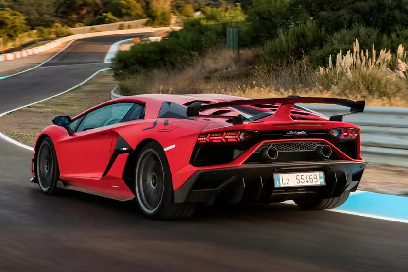 2019-2020 Lamborghini Aventador SVJ ریئر ویو ڈرائیونگ