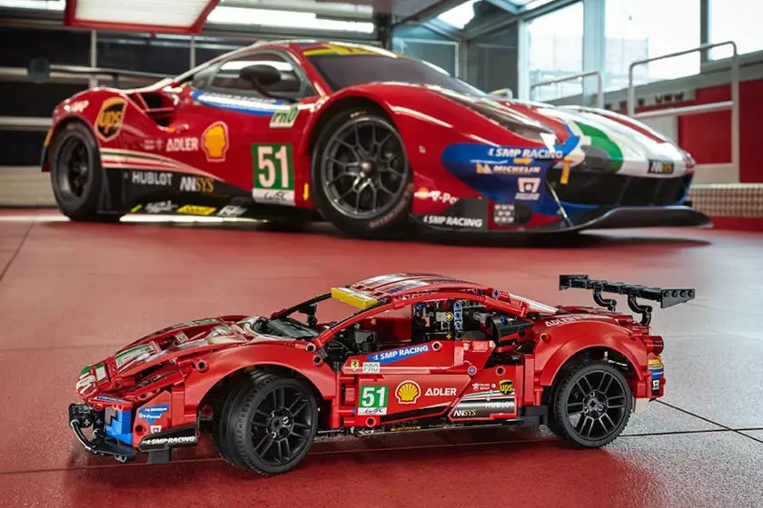 El cotxe de carreres Ferrari 488 és el primer Ferrari de Lego 23080_1