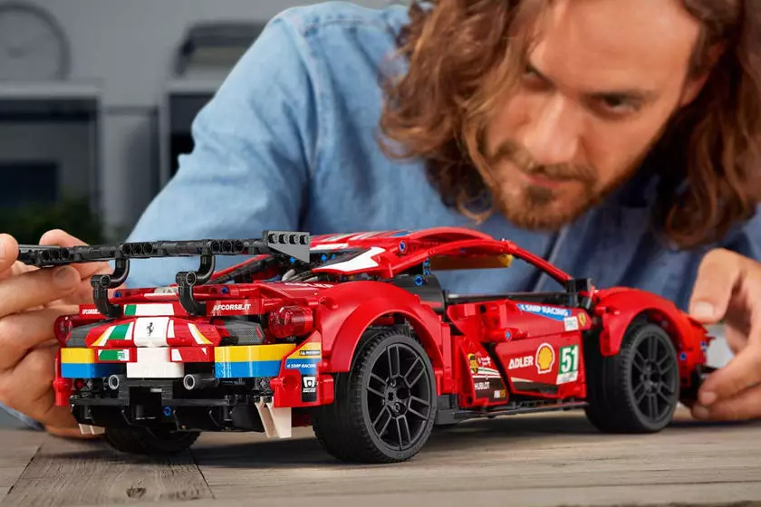 „Ferrari 488“ lenktyninis automobilis yra pirmasis „Lego Ferrari“. 23080_4