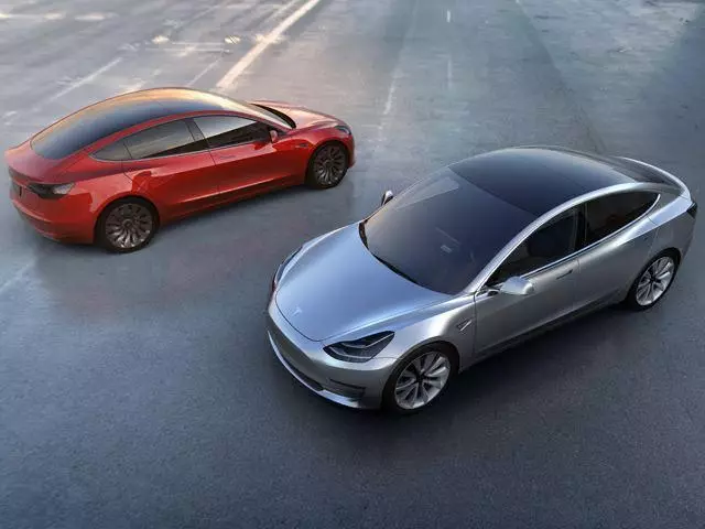 Elon Musk tekee Tesla Model 3:n mukauttamisesta vakavaa tuskaa 2311_2