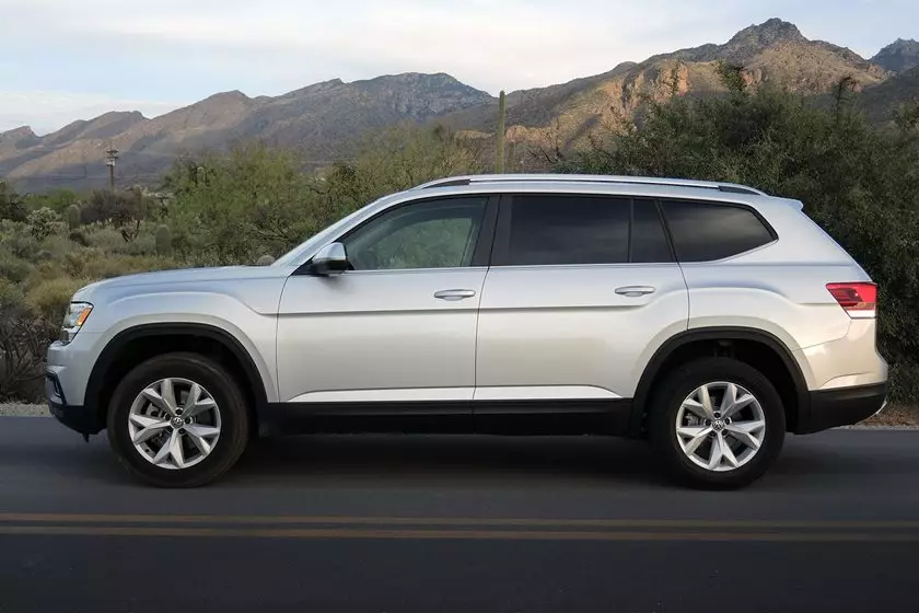 අපගේ 2018 Volkswagen Atlas ඔප්පු කළේ ඔබට මාර්ගයෙන් බැහැරව ගමන් කිරීම සඳහා AWD අවශ්‍ය නොවන බවයි 23130_13