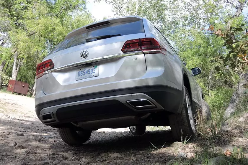 අපගේ 2018 Volkswagen Atlas ඔප්පු කළේ ඔබට මාර්ගයෙන් බැහැරව ගමන් කිරීම සඳහා AWD අවශ්‍ය නොවන බවයි 23130_4