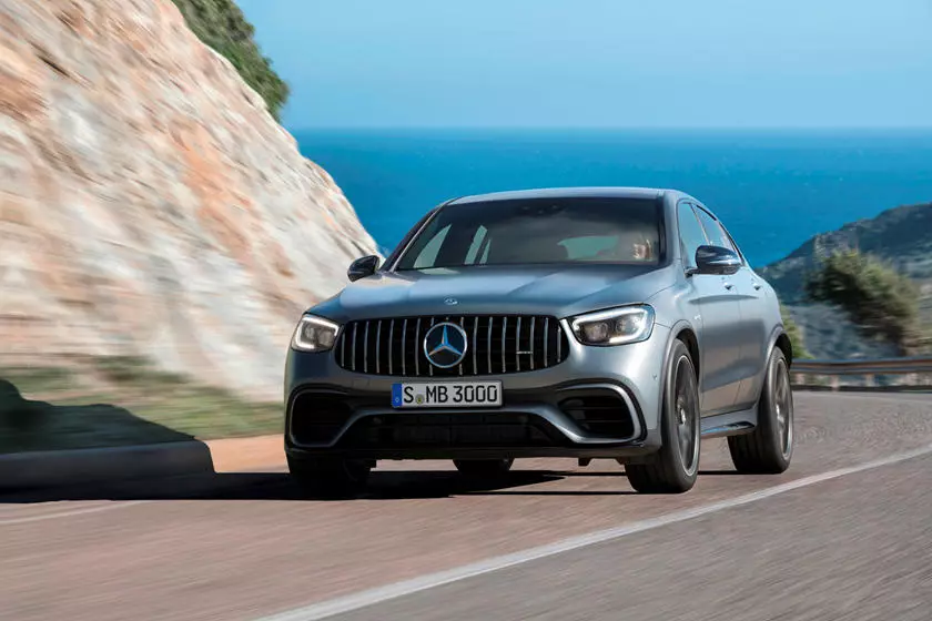 2020 Mercedes-Benz AMG GLC 63 కూపే ఫ్రంట్ వ్యూ డ్రైవింగ్