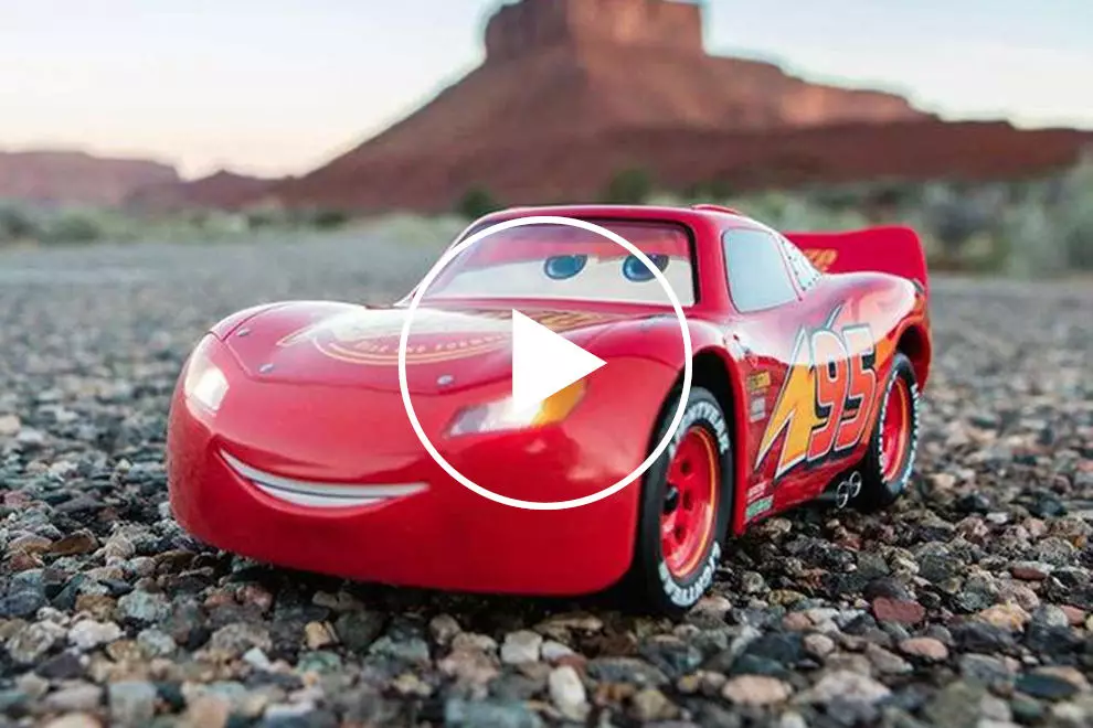 이 Lightning McQueen RC 자동차에 300달러를 지불하시겠습니까?