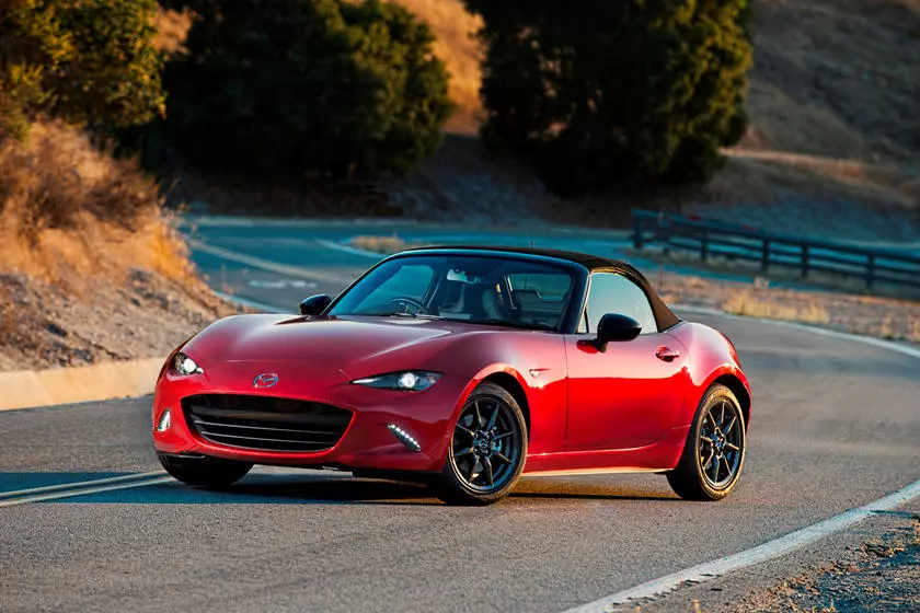 Vista de ángulo frontal de Mazda MX-5 Miata 2016-2020