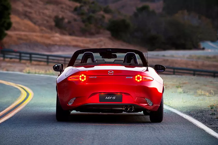 Vista posterior del Mazda MX-5 Miata 2016-2020