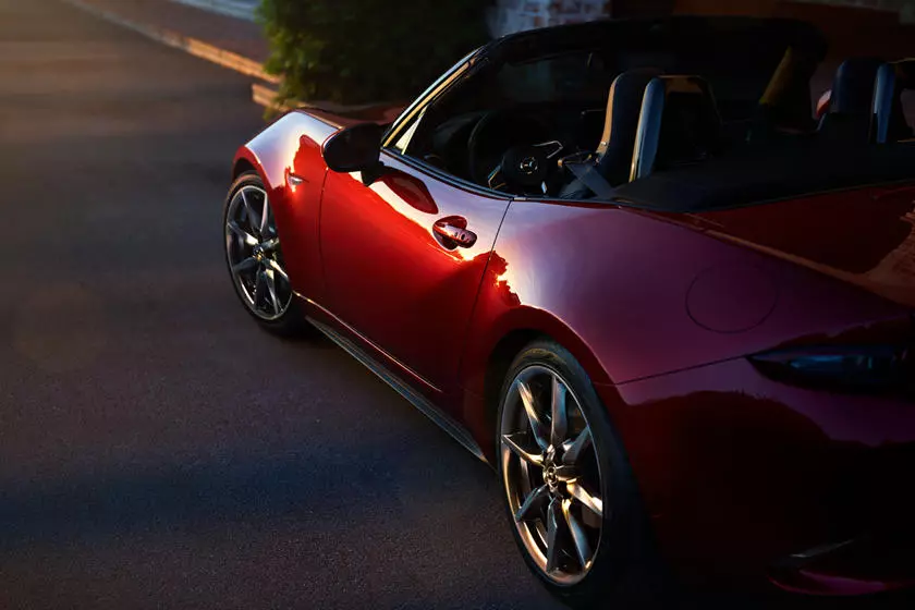 2016-2020 Mazda MX-5 Miata უკანა კუთხის ხედი