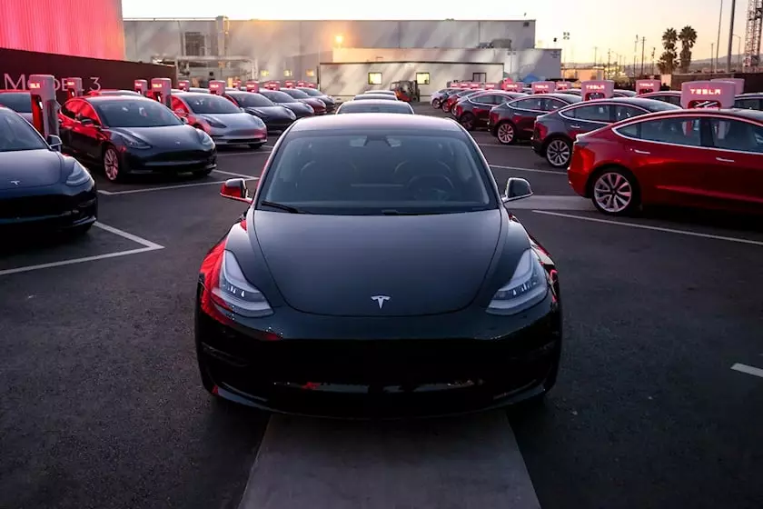 Vista frontal de Tesla Model 3 2017-2022