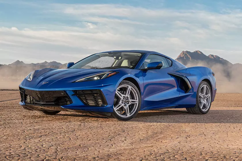 2020-2021 Chevrolet Corvette C8 vaizdas iš priekio kampu