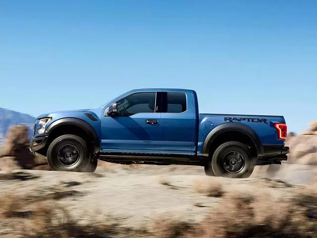 Ford bojuje s Universal Pictures přes ochrannou známku „Raptor“ Jurského světa 2346_1