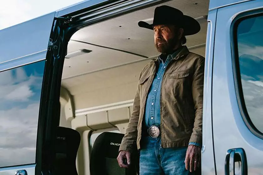 FCA Mempekerjakan Chuck Norris Sebagai Duta Merek